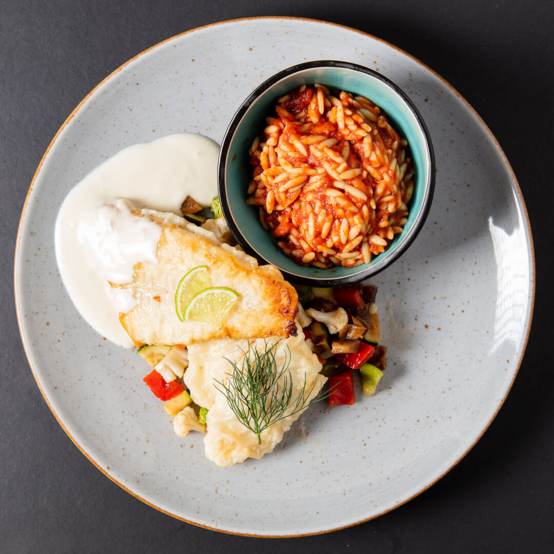 Gebratenes Barschfilet auf Wok Gemüse mit Limettensahne - Tasty Home